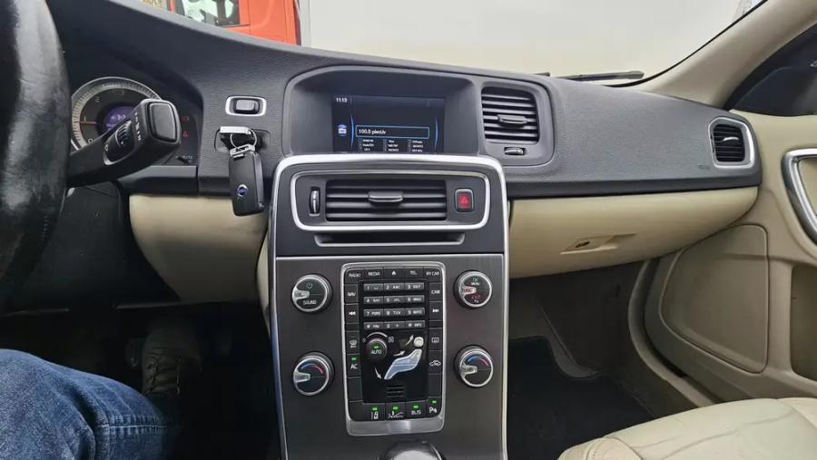 Grey Volvo S60 2011 in Riga, with an engine capacity of 2.00 L and mileage of 208 thousand km for 5750 €, photo 20 on AUTOMOTO.COM.LV