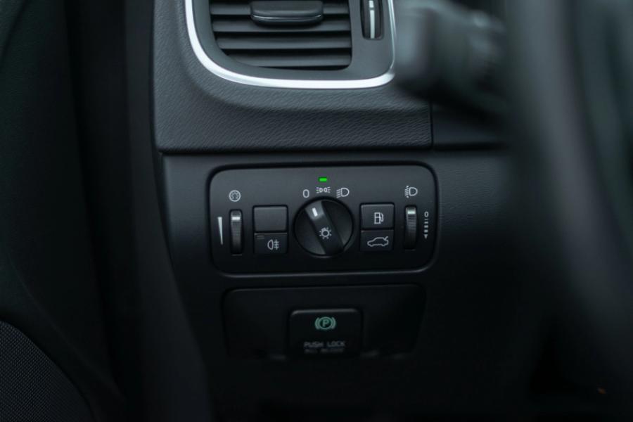 Pelēks Volvo S60 2011 Rīga, ar dzinēja tilpumu 2.00 L un nobraukumu 325 tūkst. km par 5000 €, foto 7 vietnē AUTOMOTO.COM.LV