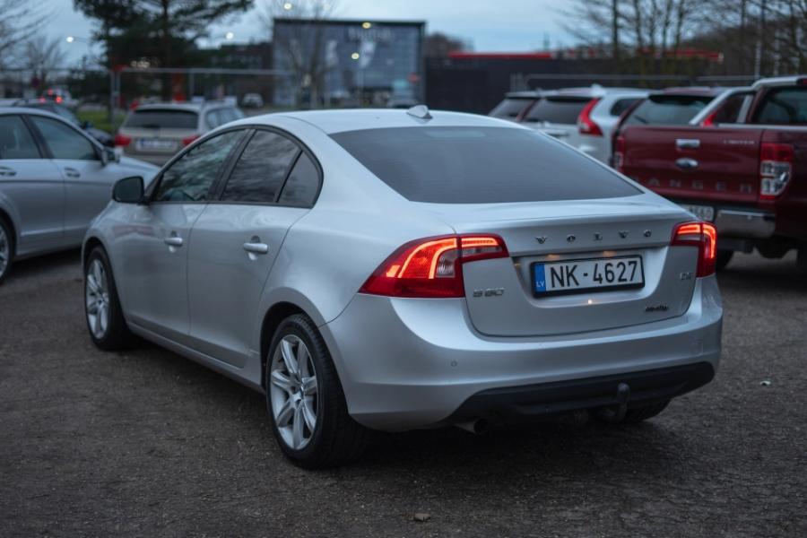Pelēks Volvo S60 2011 Rīga, ar dzinēja tilpumu 2.00 L un nobraukumu 325 tūkst. km par 5000 €, foto 12 vietnē AUTOMOTO.COM.LV