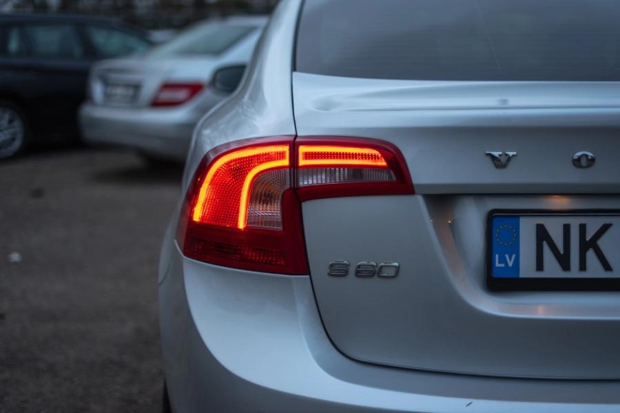 Pelēks Volvo S60 2011 Rīga, ar dzinēja tilpumu 2.00 L un nobraukumu 325 tūkst. km par 5000 €, foto 15 vietnē AUTOMOTO.COM.LV