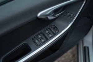 Pelēks Volvo S60 2011 Rīga, ar dzinēja tilpumu 2.00 L un nobraukumu 325 tūkst. km par 5000 €, foto 23 vietnē AUTOMOTO.COM.LV