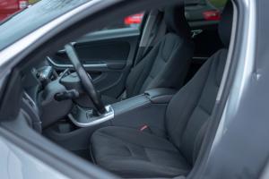 Pelēks Volvo S60 2011 Rīga, ar dzinēja tilpumu 2.00 L un nobraukumu 325 tūkst. km par 5000 €, foto 24 vietnē AUTOMOTO.COM.LV