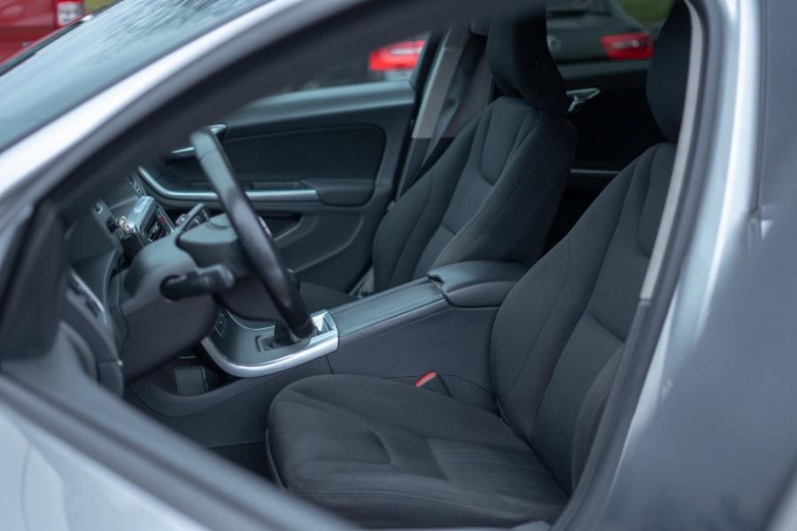 Pelēks Volvo S60 2011 Rīga, ar dzinēja tilpumu 2.00 L un nobraukumu 325 tūkst. km par 5000 €, foto 24 vietnē AUTOMOTO.COM.LV