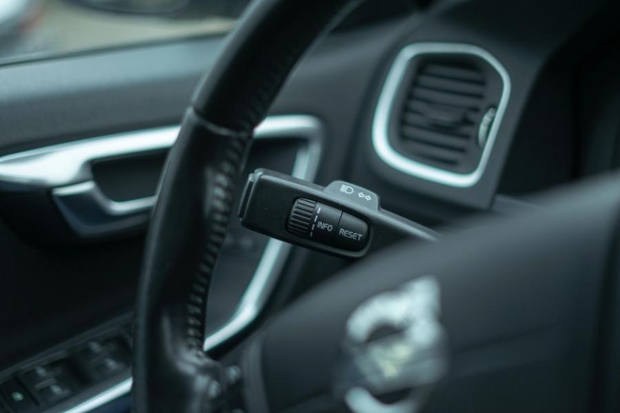 Pelēks Volvo S60 2011 Rīga, ar dzinēja tilpumu 2.00 L un nobraukumu 325 tūkst. km par 5000 €, foto 26 vietnē AUTOMOTO.COM.LV