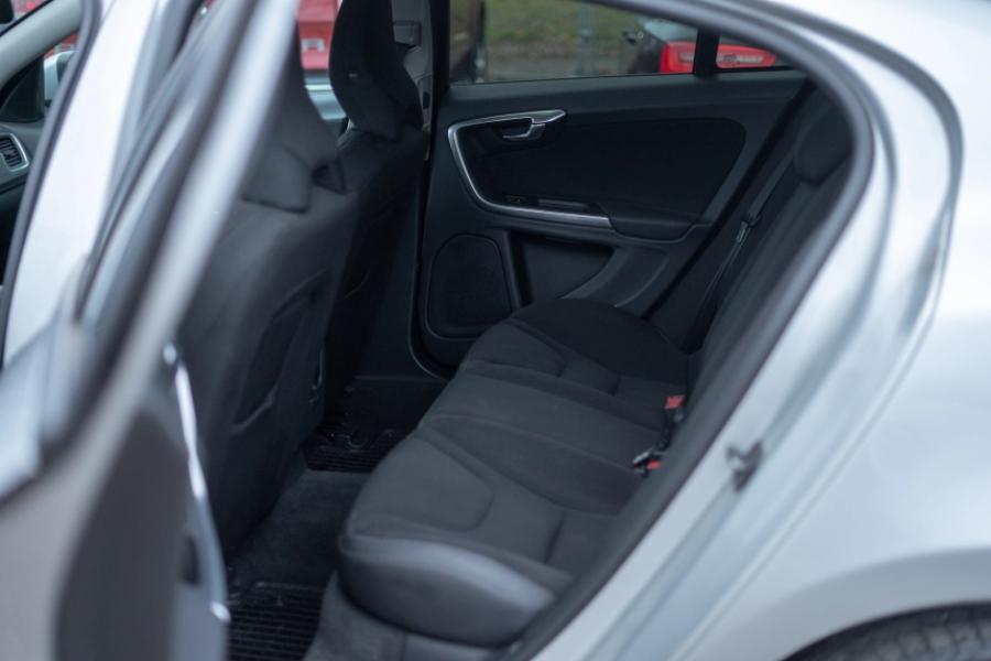 Pelēks Volvo S60 2011 Rīga, ar dzinēja tilpumu 2.00 L un nobraukumu 325 tūkst. km par 5000 €, foto 27 vietnē AUTOMOTO.COM.LV