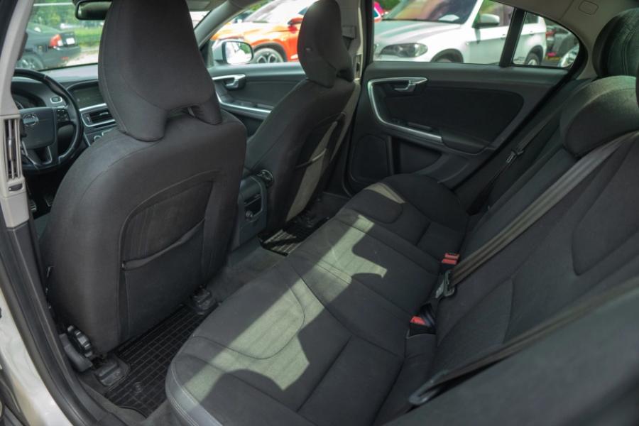 Pelēks Volvo S60 2011 Rīga, ar dzinēja tilpumu 2.00 L un nobraukumu 325 tūkst. km par 5000 €, foto 28 vietnē AUTOMOTO.COM.LV