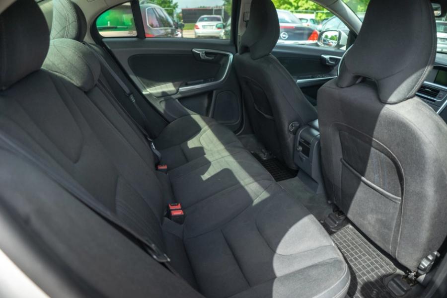 Pelēks Volvo S60 2011 Rīga, ar dzinēja tilpumu 2.00 L un nobraukumu 325 tūkst. km par 5000 €, foto 32 vietnē AUTOMOTO.COM.LV