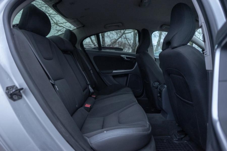 Pelēks Volvo S60 2011 Rīga, ar dzinēja tilpumu 2.00 L un nobraukumu 325 tūkst. km par 5000 €, foto 34 vietnē AUTOMOTO.COM.LV