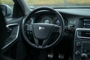 Pelēks Volvo S60 2011 Rīga, ar dzinēja tilpumu 2.00 L un nobraukumu 325 tūkst. km par 5000 €, foto 39 vietnē AUTOMOTO.COM.LV