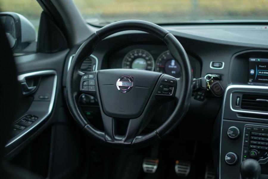 Pelēks Volvo S60 2011 Rīga, ar dzinēja tilpumu 2.00 L un nobraukumu 325 tūkst. km par 5000 €, foto 39 vietnē AUTOMOTO.COM.LV