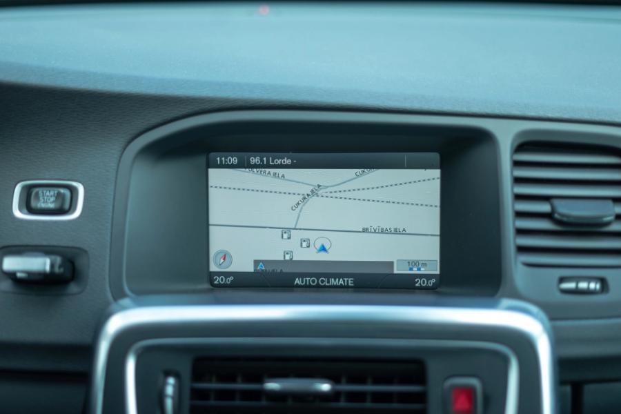 Pelēks Volvo S60 2011 Rīga, ar dzinēja tilpumu 2.00 L un nobraukumu 325 tūkst. km par 5000 €, foto 47 vietnē AUTOMOTO.COM.LV