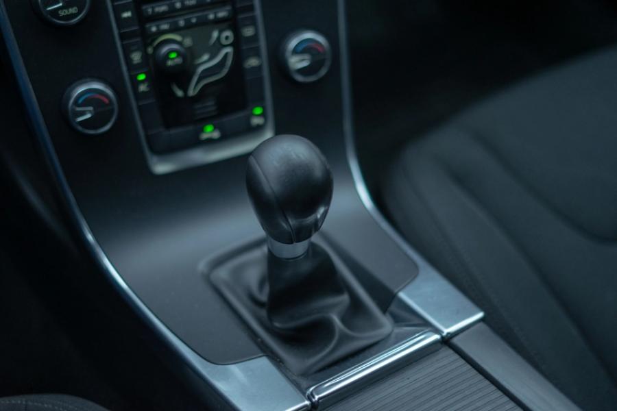 Pelēks Volvo S60 2011 Rīga, ar dzinēja tilpumu 2.00 L un nobraukumu 325 tūkst. km par 5000 €, foto 48 vietnē AUTOMOTO.COM.LV