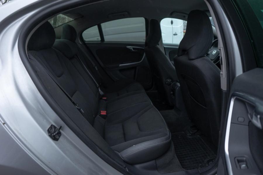 Pelēks Volvo S60 2011 Rīga, ar dzinēja tilpumu 2.00 L un nobraukumu 325 tūkst. km par 5000 €, foto 49 vietnē AUTOMOTO.COM.LV