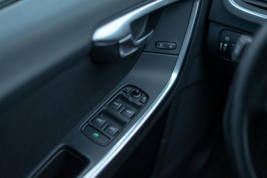 Pelēks Volvo S60 2011 Rīga, ar dzinēja tilpumu 2.00 L un nobraukumu 325 tūkst. km par 5000 €, foto 51 vietnē AUTOMOTO.COM.LV