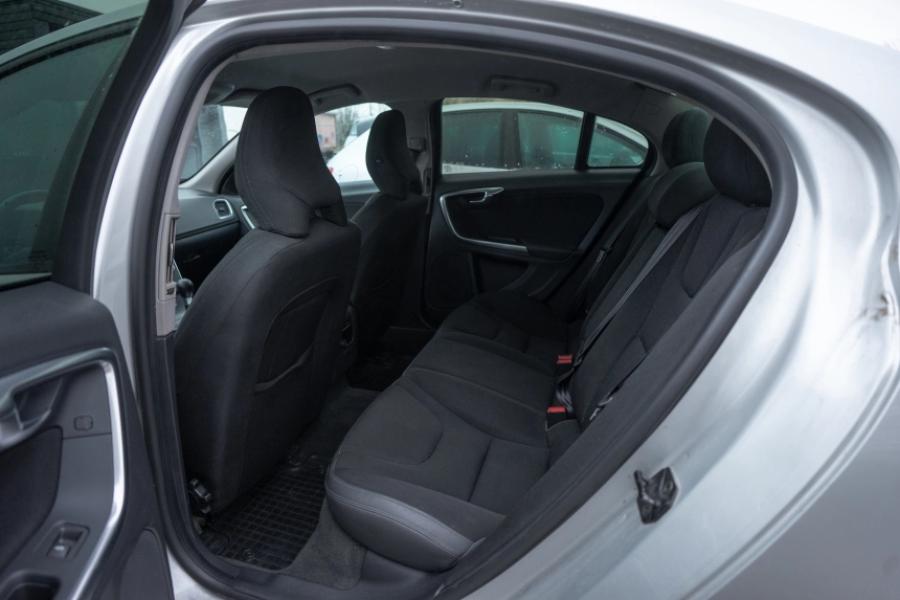 Pelēks Volvo S60 2011 Rīga, ar dzinēja tilpumu 2.00 L un nobraukumu 325 tūkst. km par 5000 €, foto 53 vietnē AUTOMOTO.COM.LV