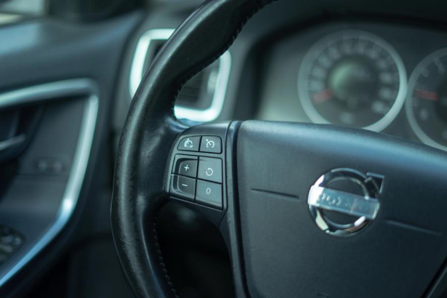 Pelēks Volvo S60 2011 Rīga, ar dzinēja tilpumu 2.00 L un nobraukumu 325 tūkst. km par 5000 €, foto 56 vietnē AUTOMOTO.COM.LV