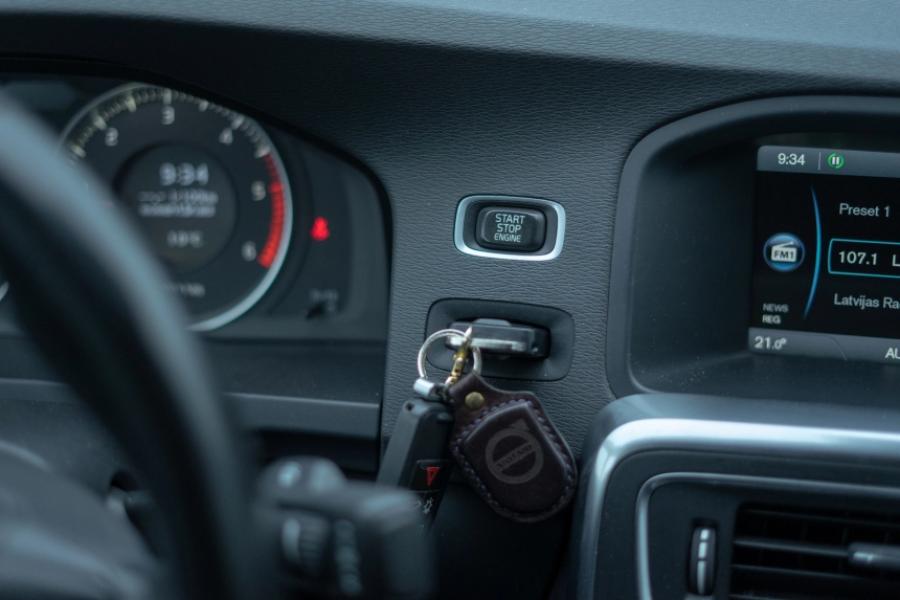 Pelēks Volvo S60 2011 Rīga, ar dzinēja tilpumu 2.00 L un nobraukumu 325 tūkst. km par 5000 €, foto 61 vietnē AUTOMOTO.COM.LV