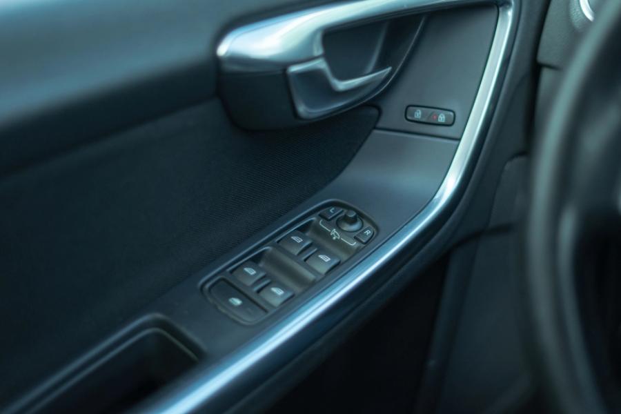 Pelēks Volvo S60 2011 Rīga, ar dzinēja tilpumu 2.00 L un nobraukumu 325 tūkst. km par 5000 €, foto 63 vietnē AUTOMOTO.COM.LV
