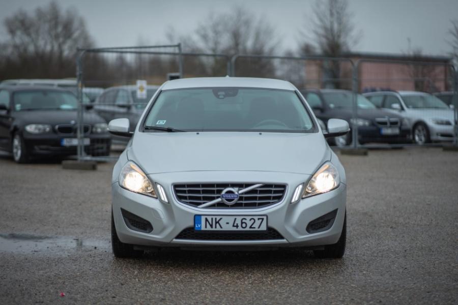 Pelēks Volvo S60 2011 Rīga, ar dzinēja tilpumu 2.00 L un nobraukumu 325 tūkst. km par 5000 €, foto 64 vietnē AUTOMOTO.COM.LV
