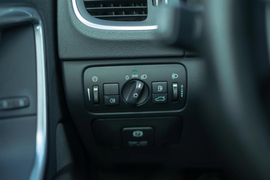 Pelēks Volvo S60 2011 Rīga, ar dzinēja tilpumu 2.00 L un nobraukumu 325 tūkst. km par 5000 €, foto 67 vietnē AUTOMOTO.COM.LV
