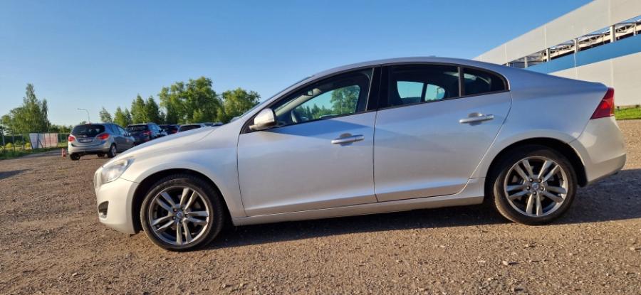 Grey Volvo S60 2011 in Riga, with an engine capacity of 1.60 L and mileage of 254 thousand km for 6999 €, photo 4 on AUTOMOTO.COM.LV