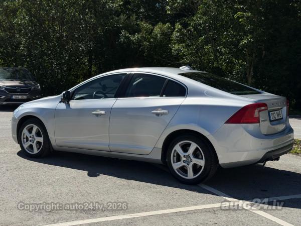 Pelēks Volvo S60 2011 Tallina, ar dzinēja tilpumu 2.40 L un nobraukumu 226 tūkst. km par 7600 €, foto 3 vietnē AUTOMOTO.COM.LV