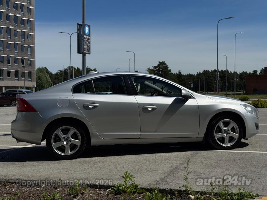 Grey Volvo S60 2011 in Tallinn, with an engine capacity of 2.40 L and mileage of 226 thousand km for 7600 €, photo 5 on AUTOMOTO.COM.LV