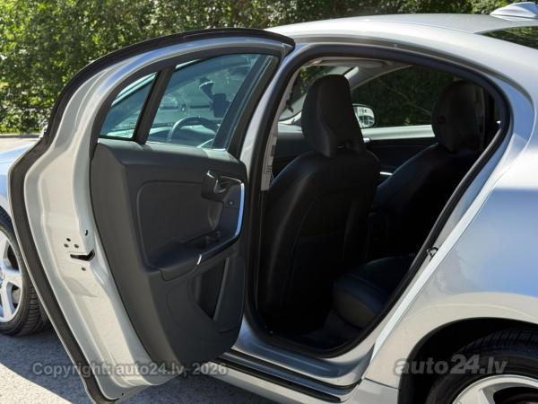 Pelēks Volvo S60 2011 Tallina, ar dzinēja tilpumu 2.40 L un nobraukumu 226 tūkst. km par 7600 €, foto 7 vietnē AUTOMOTO.COM.LV