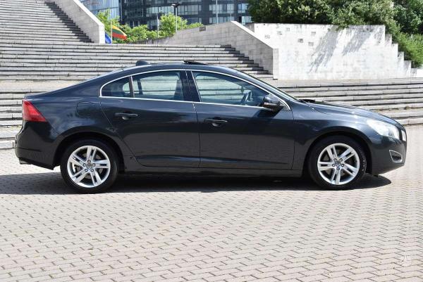 Grey Volvo S60 2011 in Vilnius, with an engine capacity of 2.40 L and mileage of 313 thousand km for 5900 €, photo 5 on AUTOMOTO.COM.LV