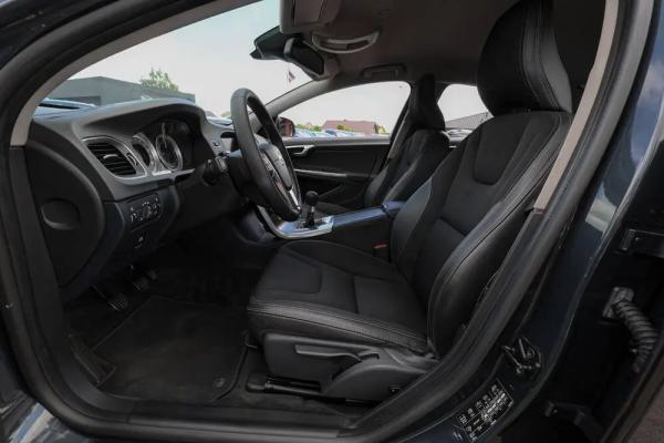 Grey Volvo S60 2011 in Jelgava, with an engine capacity of 2.00 L and mileage of 223 thousand km for 6750 €, photo 8 on AUTOMOTO.COM.LV