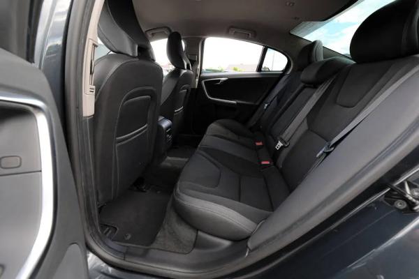 Grey Volvo S60 2011 in Jelgava, with an engine capacity of 2.00 L and mileage of 223 thousand km for 6750 €, photo 10 on AUTOMOTO.COM.LV