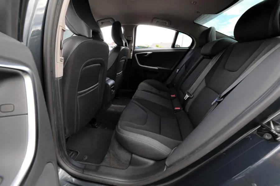 Pelēks Volvo S60 2011 Jelgava, ar dzinēja tilpumu 2.00 L un nobraukumu 223 tūkst. km par 6750 €, foto 10 vietnē AUTOMOTO.COM.LV
