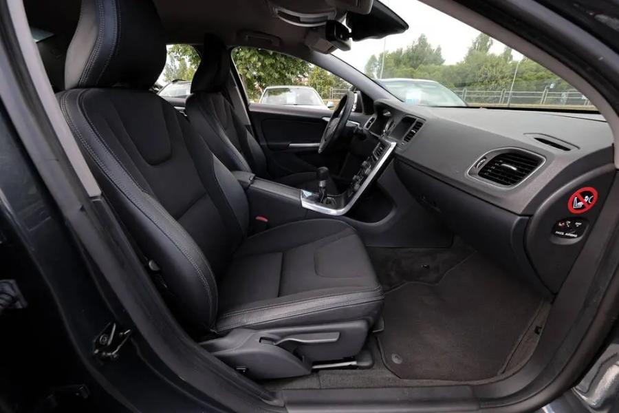 Pelēks Volvo S60 2011 Jelgava, ar dzinēja tilpumu 2.00 L un nobraukumu 223 tūkst. km par 6750 €, foto 12 vietnē AUTOMOTO.COM.LV