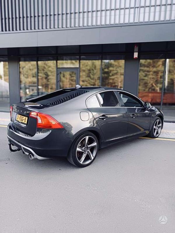 Pelēks Volvo S60 2011 Utena, ar dzinēja tilpumu 1.56 L un nobraukumu 286 tūkst. km par 8350 €, foto 4 vietnē AUTOMOTO.COM.LV