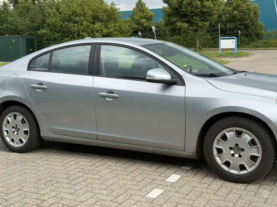 Pelēks Volvo S60 2011 Raseiniai, ar dzinēja tilpumu 1.56 L un nobraukumu 280 tūkst. km par 4350 €, foto 4 vietnē AUTOMOTO.COM.LV