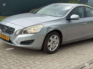 Pelēks Volvo S60 2011 Raseiniai, ar dzinēja tilpumu 1.56 L un nobraukumu 280 tūkst. km par 4350 €, foto 5 vietnē AUTOMOTO.COM.LV
