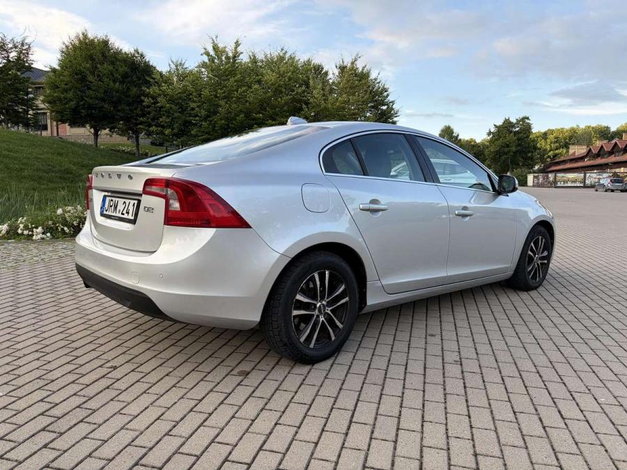 Grey Volvo S60 2011 in Vilnius, with an engine capacity of 1.56 L and mileage of 223 thousand km for 4400 €, photo 4 on AUTOMOTO.COM.LV