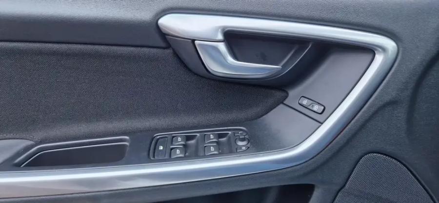 Pelēks Volvo S60 2011 Daugavpils, ar dzinēja tilpumu 1.60 L un nobraukumu 254 tūkst. km par 6499 €, foto 18 vietnē AUTOMOTO.COM.LV