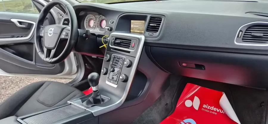Pelēks Volvo S60 2011 Daugavpils, ar dzinēja tilpumu 1.60 L un nobraukumu 254 tūkst. km par 6499 €, foto 23 vietnē AUTOMOTO.COM.LV
