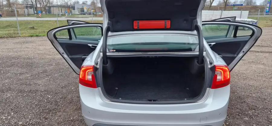 Pelēks Volvo S60 2011 Daugavpils, ar dzinēja tilpumu 1.60 L un nobraukumu 254 tūkst. km par 6499 €, foto 24 vietnē AUTOMOTO.COM.LV