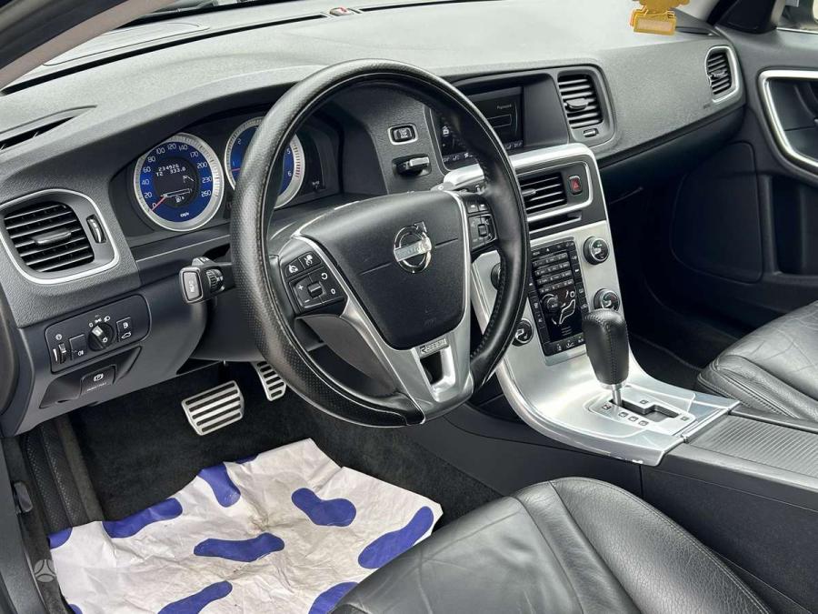 Pelēks Volvo S60 2011 Kretinga, ar dzinēja tilpumu 2.40 L un nobraukumu 223 tūkst. km par 6650 €, foto 15 vietnē AUTOMOTO.COM.LV