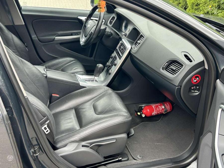 Pelēks Volvo S60 2011 Kretinga, ar dzinēja tilpumu 2.40 L un nobraukumu 223 tūkst. km par 6650 €, foto 16 vietnē AUTOMOTO.COM.LV