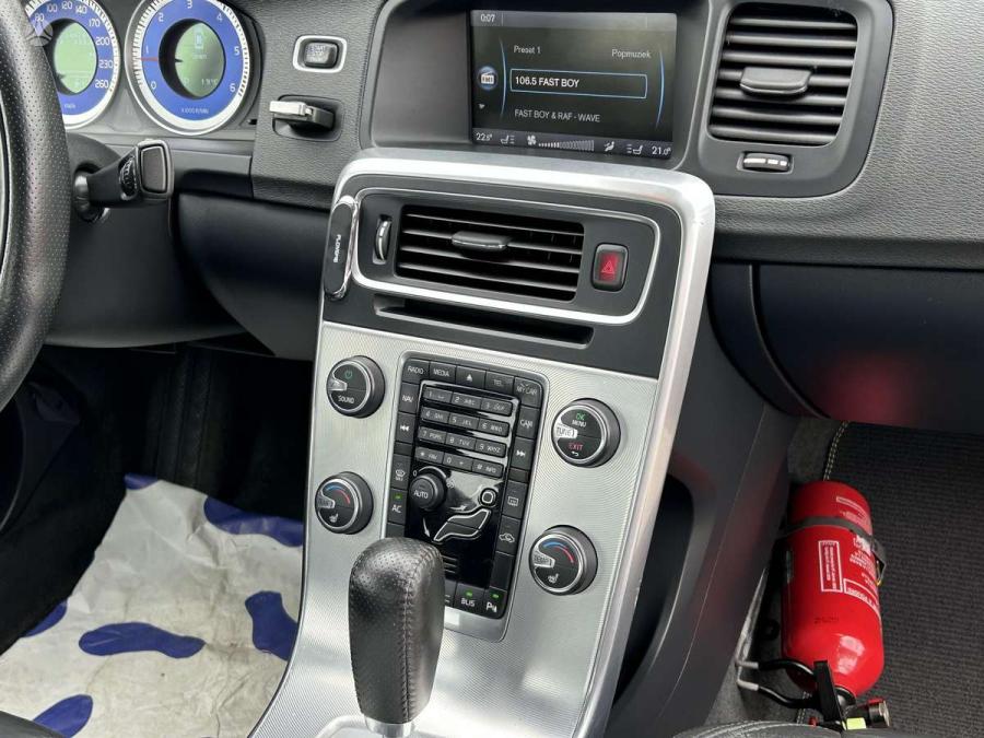 Pelēks Volvo S60 2011 Kretinga, ar dzinēja tilpumu 2.40 L un nobraukumu 223 tūkst. km par 6650 €, foto 18 vietnē AUTOMOTO.COM.LV