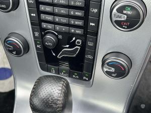 Pelēks Volvo S60 2011 Kretinga, ar dzinēja tilpumu 2.40 L un nobraukumu 223 tūkst. km par 6650 €, foto 19 vietnē AUTOMOTO.COM.LV