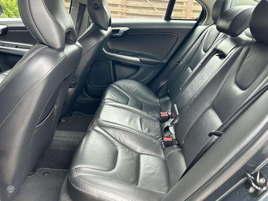 Pelēks Volvo S60 2011 Kretinga, ar dzinēja tilpumu 2.40 L un nobraukumu 223 tūkst. km par 6650 €, foto 20 vietnē AUTOMOTO.COM.LV
