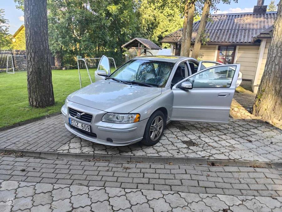 Grey Volvo S60 2011 in Vilnius, with an engine capacity of 2.52 L and mileage of 268 thousand km for 1750 €, photo 1 on AUTOMOTO.COM.LV