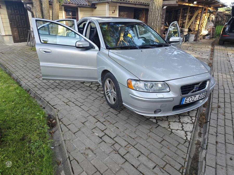 Grey Volvo S60 2011 in Vilnius, with an engine capacity of 2.52 L and mileage of 268 thousand km for 1750 €, photo 3 on AUTOMOTO.COM.LV