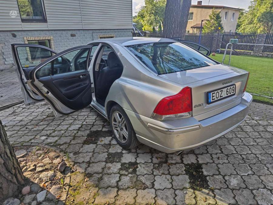 Grey Volvo S60 2011 in Vilnius, with an engine capacity of 2.52 L and mileage of 268 thousand km for 1750 €, photo 6 on AUTOMOTO.COM.LV