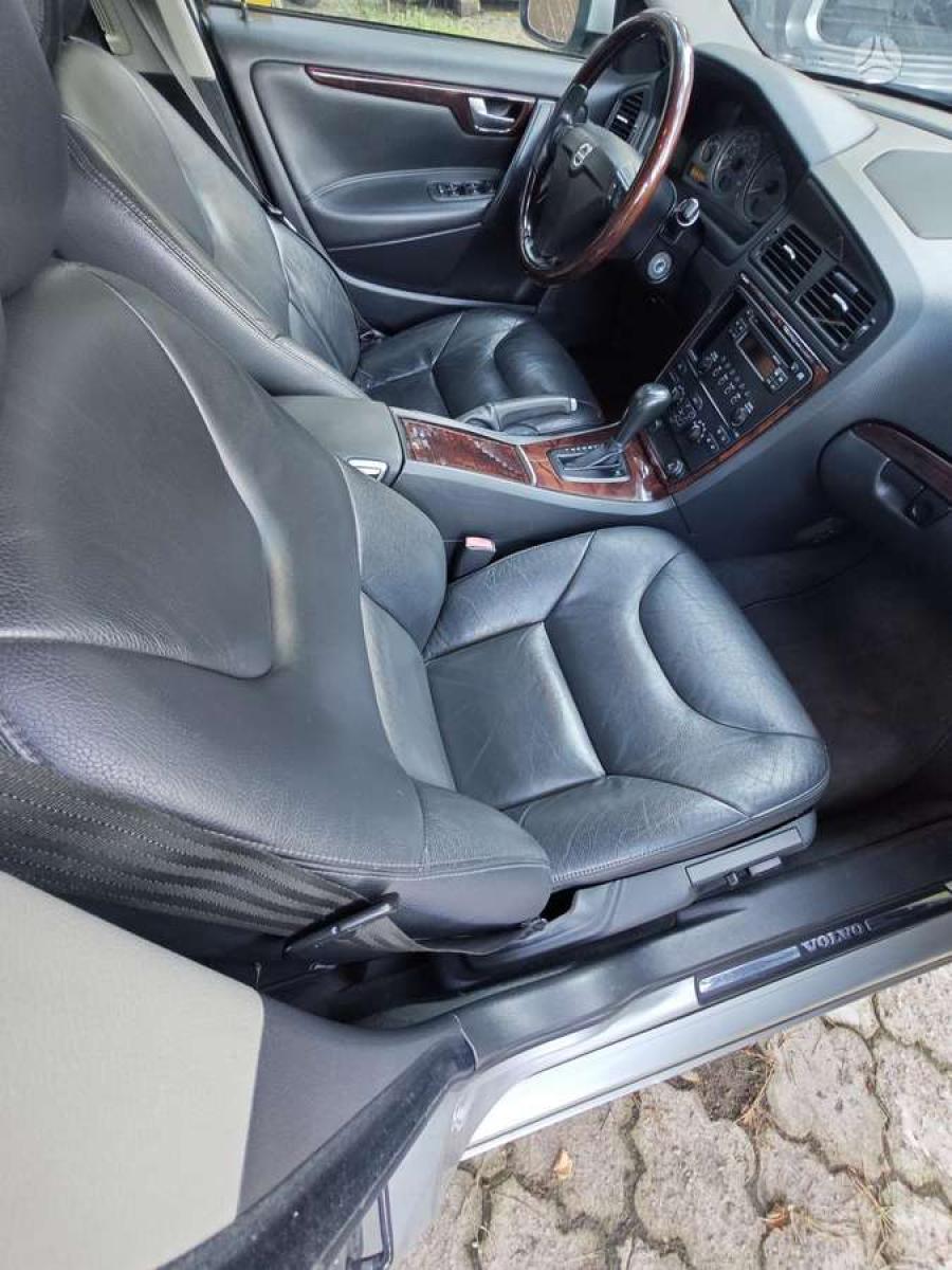 Grey Volvo S60 2011 in Vilnius, with an engine capacity of 2.52 L and mileage of 268 thousand km for 1750 €, photo 9 on AUTOMOTO.COM.LV