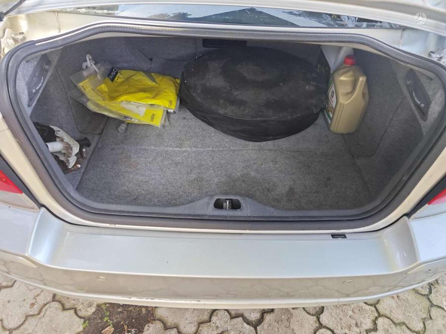 Grey Volvo S60 2011 in Vilnius, with an engine capacity of 2.52 L and mileage of 268 thousand km for 1750 €, photo 11 on AUTOMOTO.COM.LV